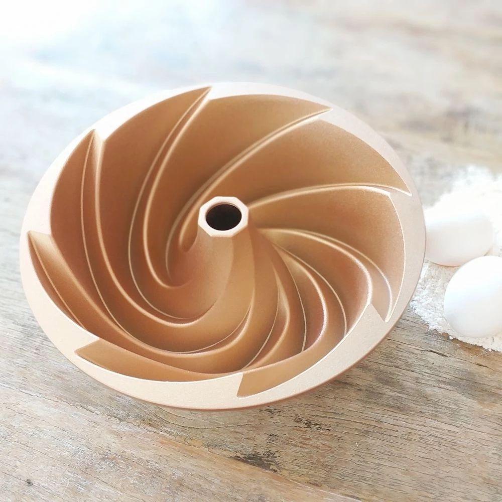 Kit Forma para Bolo 24cm Marissa Lounina + Boleira 27,5cm com Borda em ...