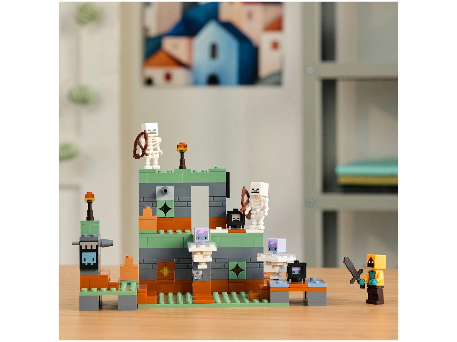 LEGO Minecraft A Câmara do Desafio 21271 322 Peças