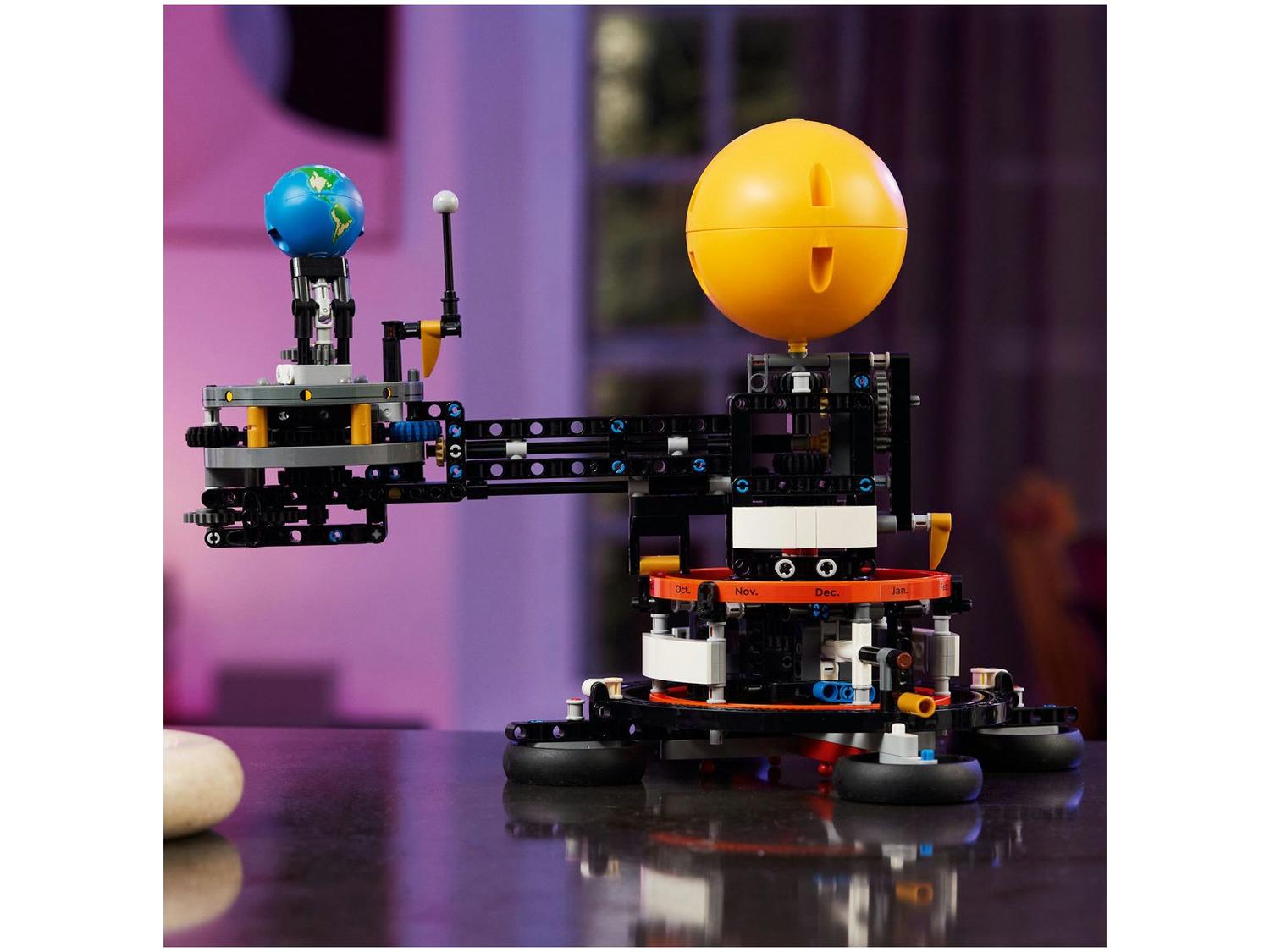 LEGO Technic Planeta Terra e Lua em Órbita