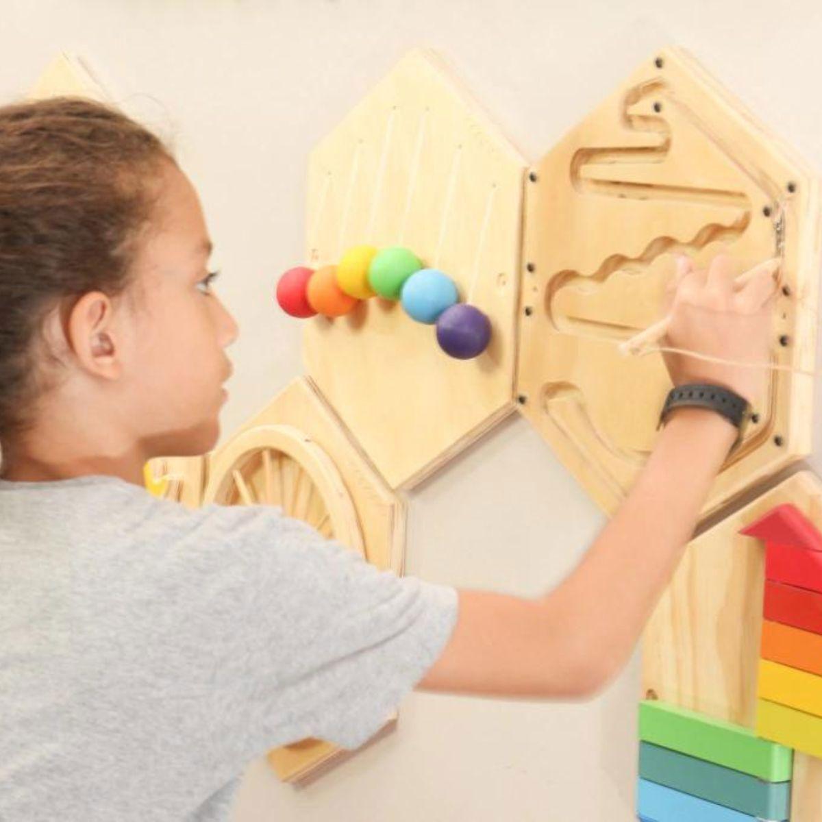 Painel Sensorial Colmeia Labirinto - Criando - Brinquedos Educativos ...