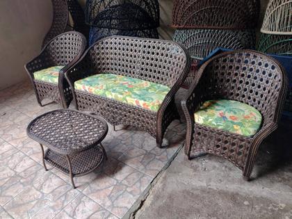 Conjunto de sofá 2l + 2 Poltronas com mesa de centro em fibra sintética ...