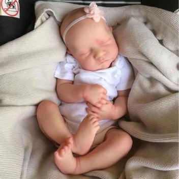 Bebê Reborn Boneca Realista Livia De Olhos Fechados Em Silicone Envio ...
