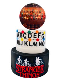 Bolo Fake Stranger Things - Catavento Festa dos Sonhos - Decoração de ...