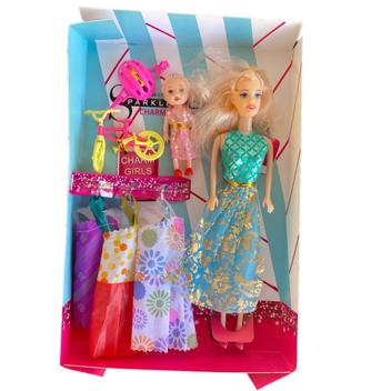 Boneca barbie com roupa acessórios e bonequinha na caixa de plástico de ...
