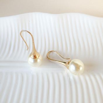 Brinco Pêndulo Perolina Folheado a ouro 18k - Donatella - Brinco ...