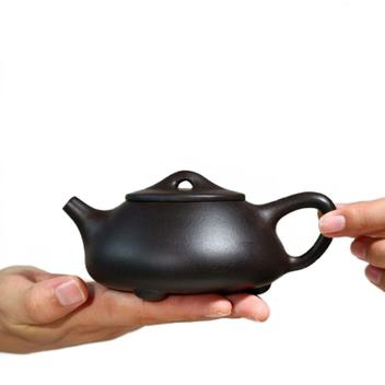 Bules de barro roxo em forma de infusão de pedra scoop páleco de chá ...