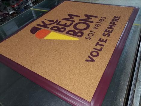 Capacho personalizado pintado gold - com logo e bordas flex - Kapazi ...