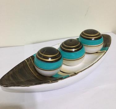 Centro de mesa decorativo em cerâmica brilho barca com bolas 27,5x8cm ...