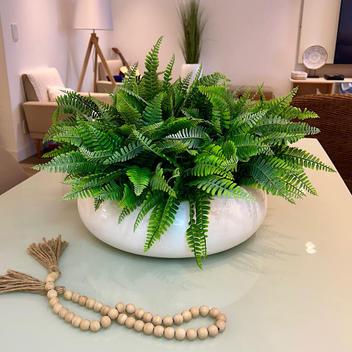Centro de mesa gg em fibra de vidro branco com samambaias 45ax60l/cm ...