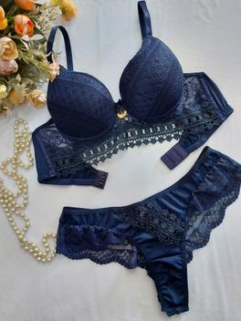 Conjunto de lingerie clássico e romântico com detalhe em guipure, com ...