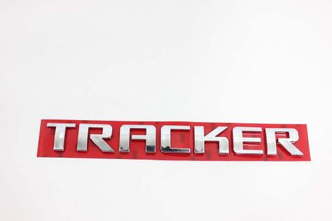 Emblema "tracker" 21/... cromado - CHEVROLET - Emblemas - Magazine Luiza