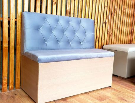 Poltrona booth 1,10cm veludo cinza capitone costurado base amadeirada ...