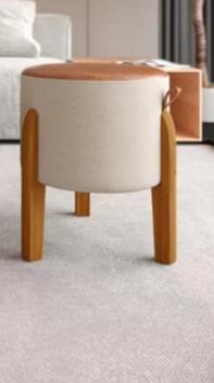 Puff Luma redondo com pés em madeira maciça e assento em couro - Bege ...