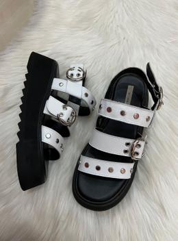 Sandália Papete em Couro com Fivelas e Tachinhas - Parô Cool - Preta ...