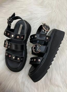 Sandália Papete em Couro com Fivelas e Tachinhas - Parô Cool - Preta ...