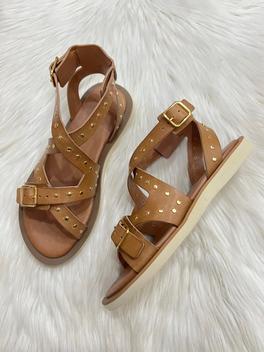 Sandália Papete em Couro com Tachinhas Douradas - Parô Cool - Castanho ...