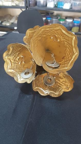 Adjá de dourado de 3 bocas com rosa e cabo de madeira - UNIVERSO DE ...