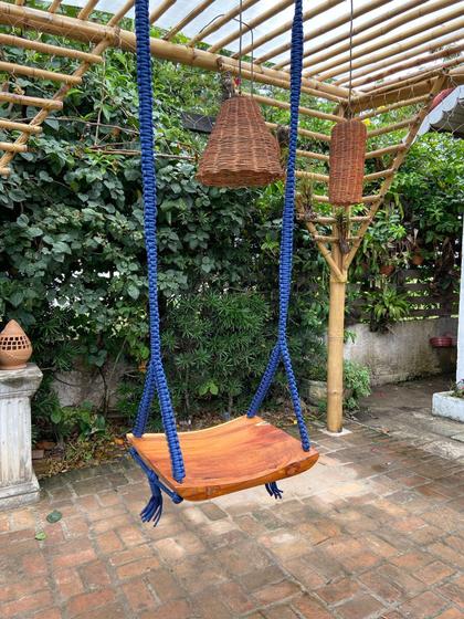Balanço de madeira com corda náutica azul marinho - Bella donna decor ...