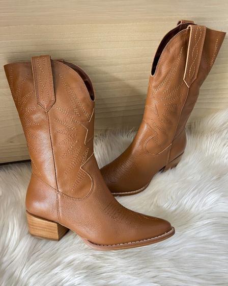 Bota Texana Western em Couro Cano Médio com Salto Bloco - By Cool (Parô ...