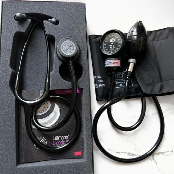 Conjunto Estetoscópio Littmann Classic III 5803 Black Edition + Ap ...