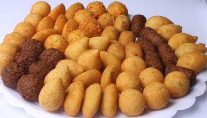 Kit com 50 salgados sortidos Coxinha Quibe Bolinha Queijo Apimentado ...