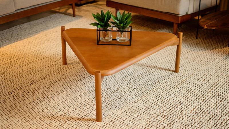 Mesa de Centro Triangular Arya Amêndoa - Jowanel - Mesa de Centro ...