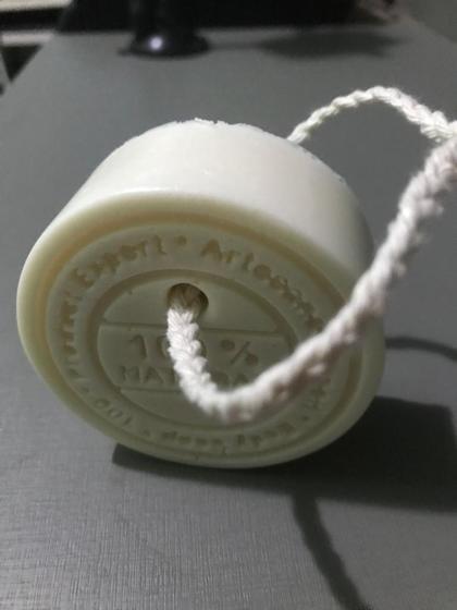 SABONETE ARTESANAL REDONDO COM FURO, ideal para deixar pendurado no ...