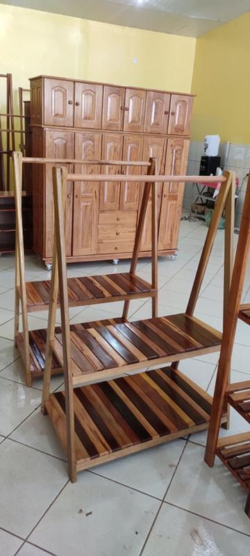 Arara em madeira com duas prateleiras. - Lojas Ipê - Arara de Roupas ...