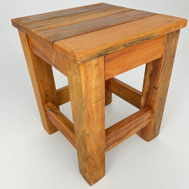 Banquinho de Madeira Demolição Pequeno Rústico - Luggari - Banquinho ...