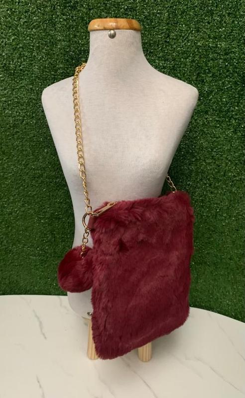 Bolsa Pelo Transversal Com Alça Dourada Com Ziper E Pompom 20CMX15,5CM ...
