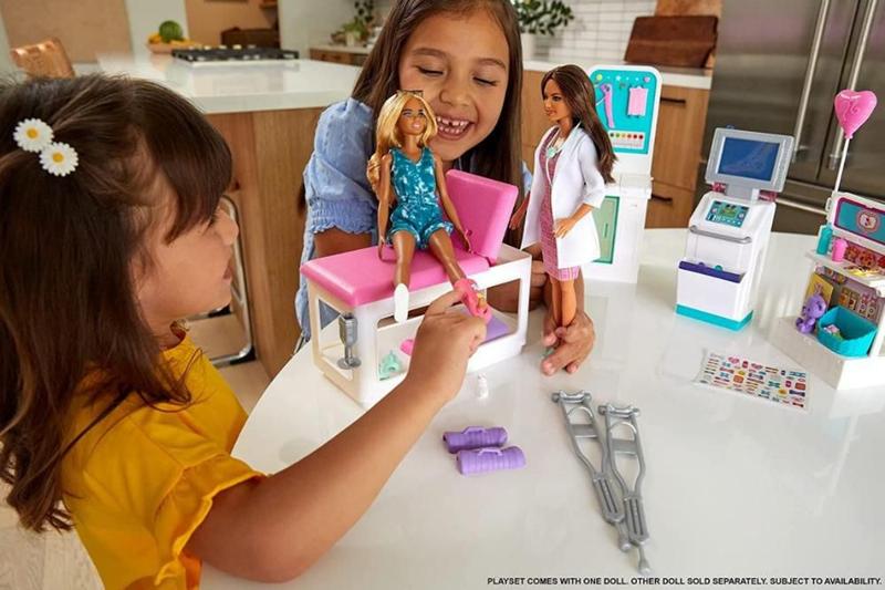 Boneca Barbie Com Cenário Clinica Médica - Mattel - Boneca Barbie ...
