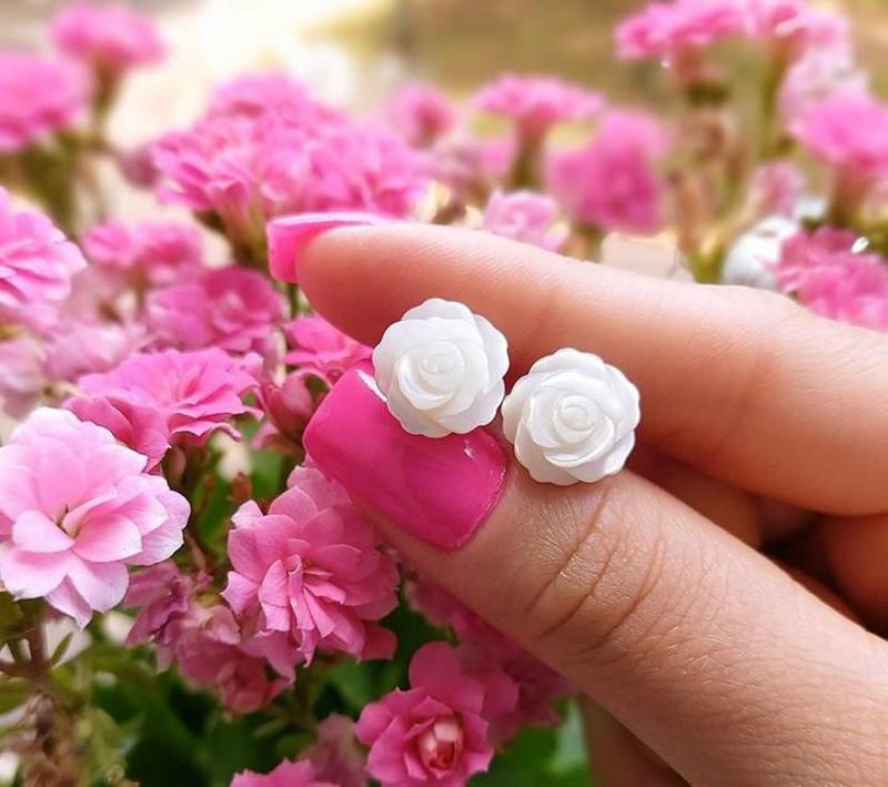 Brinco Rosa 1,2cm Madrepérola Banhado - Euphoria Semi Joias - Brinco ...