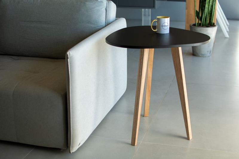 Mesa lateral tripé triangular preta - Falkk - Mesa de Canto / Lateral ...